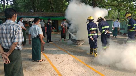 ဟင်္သာတမြို့နယ်တွင် ခရိုင်ကညနရုံးဝန်ထမ်းများ မီးသတ်ဆေးဘူးအသုံးပြု၍ မီးငြှိမ်းသတ်ရေး သရုပ်ပြလေ့က