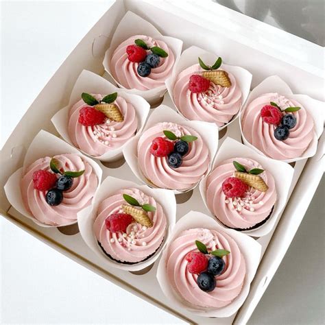 Оформление капкейков ягодами Ethnic Recipes Mini Cupcakes Desserts