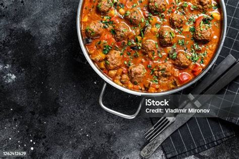 팬에 토마토 소스와 야채돼지 고기 고기 검은 색 배경 맨 위 보기입니다 텍스트 공간 0명에 대한 스톡 사진 및 기타 이미지 0명 가루로 빻은 갈색 Istock