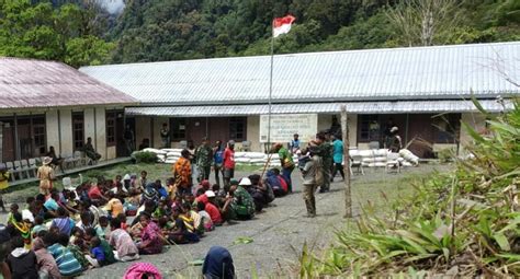 Merah Putih Berkibar Di Omponi Lembah Aroanop Mimika Papua Fajar Papua