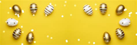 행복 한 부활절 황금 빛 노란색 배경에 고립 된 바구니에 계란을 장식 인사말 카드 프로모션 포스터 전단지 웹 배너 기사 들에 대한 스톡 사진 및 기타 이미지 Istock