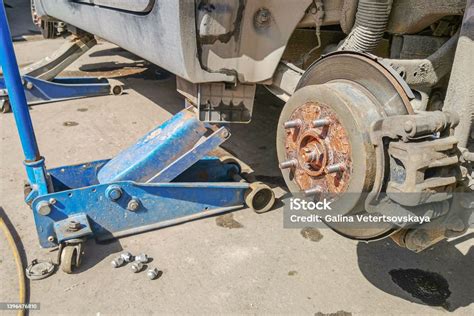 타이어를 교체하기 위해 차를 재킹합니다 유압 잭을 사용하여 자동차 휠 교체 산업에 대한 스톡 사진 및 기타 이미지 산업