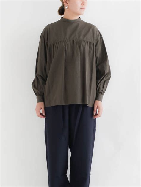 Holk ホーク｜バックボタンブラウス（オリーブ）