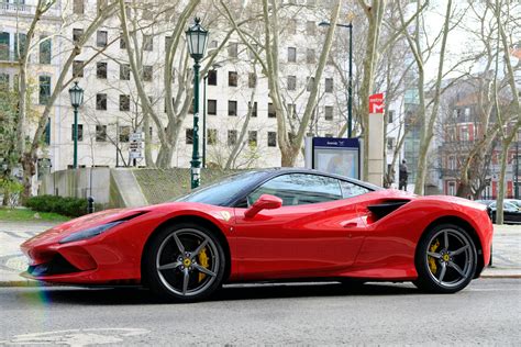 검은 옷 고급 승용차 골드코스트 금발 나무 낮 노란 줄무늬 라이프스타일 레드 스포츠카 브랜드 선글라스 세븐일레븐 술을 마시다 스낵 앉아 있는