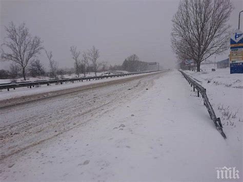 Снегът затвори пътища в Пазарджишко полиция и снегорини на борба с бялата стихия