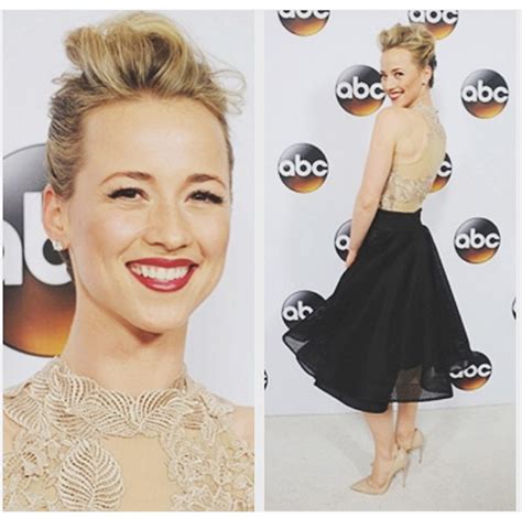 Karine Vanasse Et Le Cast De Revenge Aux Tca Press Tour 2015 Tapis