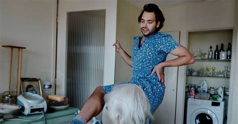 Gijs 31 Nam Zijn Oma 93 In Huis Zij Maakt Ontbijt Hij Druppelt