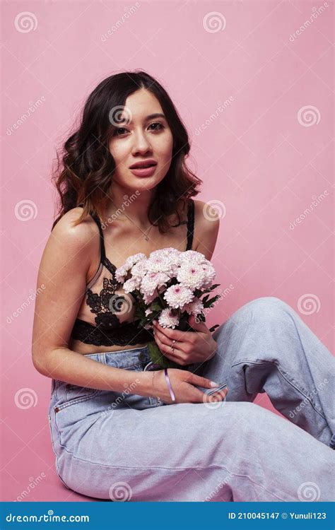 Jovencita Linda Con El Pelo Rizado Posando Alegre Sobre El Estilo De Vida De La Gente De Color