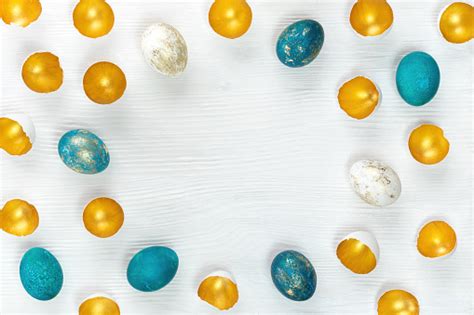 광고 배너 또는 인사말 카드에 대 한 청록색과 금색 달걀 행복 한 부활절 프레임 복사 공간이 있는 부활절 배경 파란색과 금색으로 칠해진 아름다운 부활절 달걀이 나무 테이블에