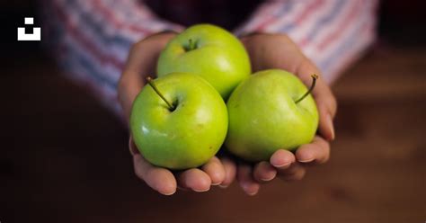 갈색 나무 테이블에 녹색 사과 사진 Unsplash의 무료 녹색 이미지