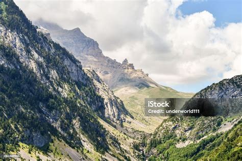 알프스의 산 배경으로 사진 피레네 산맥의 스페인과 프랑스 사이의 유럽 국경 0명에 대한 스톡 사진 및 기타 이미지 0명 경관 계곡 Istock