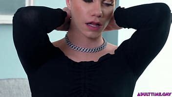 Das schönste mädchenhafte Mädchen das Sex mit ihrer Muschi hat XVIDEOS COM