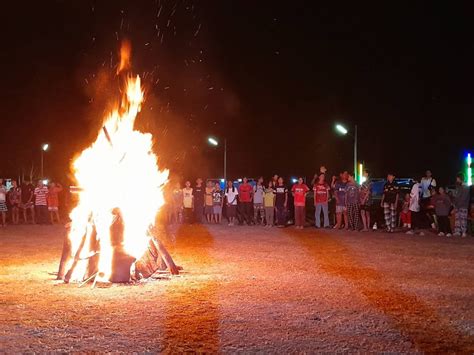 ประธานเปิดและร่วมกิจกรรมชุมนุมรอบกองไฟ ในการเข้าค่ายลูกเสือ เนตรนารี ณ ค่ายลูกเสือชั่วคราว สนาม