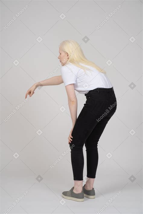 아래를 가리키는 여성의 뒷모습 사진