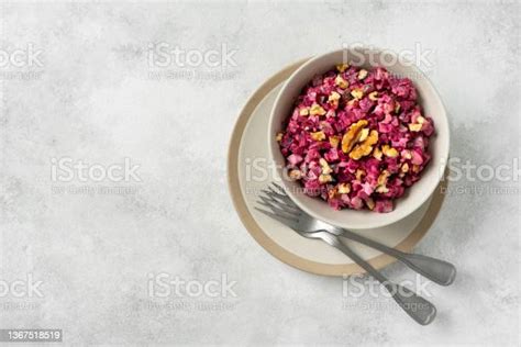 밝은 회색 부엌 테이블에 그릇에 절인 오이 호두 사과와 마요네즈와 비트 뿌리 샐러드 위쪽 보기 건강한 생활방식에 대한 스톡 사진 및 기타 이미지 Istock