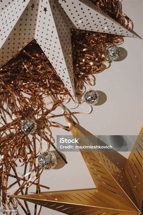 반짝이는 깃발 반사 디스코 볼 휴일 축하를 위한 스타 요소로 장식 0명에 대한 스톡 사진 및 기타 이미지 0명 겨울 계절 Istock