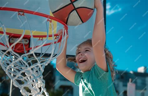 Niños Jugando Baloncesto Actividad Deportiva Infantil Divertido Deportista Infantil Emocionado
