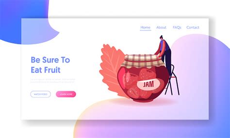 유리 항아리 웹 사이트 방문 페이지에 수제 잼을 보존하는 여자 딸기 디저트 웹 페이지 배너와 통조림 잼 항아리의 뚜껑에 옷을