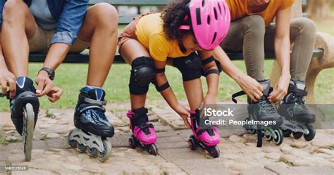 가족 어린이 또는 롤러블레이드를 타고 공원에서 소녀와 부모와 함께 재미나 레크리에이션을 즐길 수 있습니다 아이들 롤러블레이드를 타면서 야외에서 유대감을 형성하는 어머니