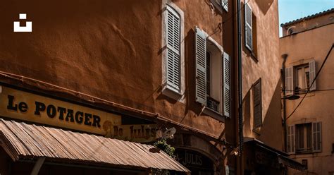 테이블과 의자가 있는 거리 사진 Unsplash의 무료 앙 티브 이미지