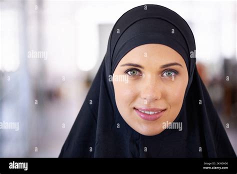 Arab Woman Wearing Hijab Hi Res Stock Photography And Images Alamy