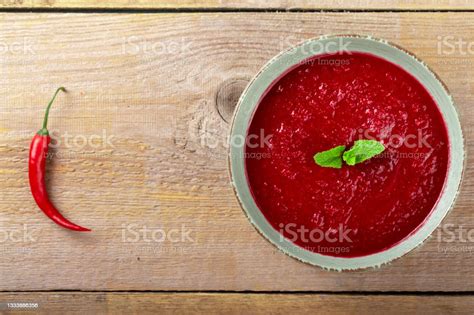 맛있는 식욕을 돋우는 여름 토마토 수프 퓌레 가스파초와 토마토와 오이나무 배경그릇에 담겨 있습니다 0명에 대한 스톡 사진 및 기타 이미지 Istock