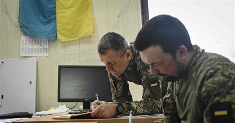 美 지원 무기 사용법 읽으려고우크라 군인들 영어 열공