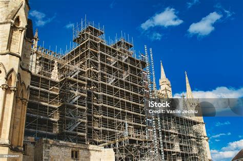 구름이 있는 밝은 푸른 하늘을 배경으로 복잡한 비계가 있는 리노베이션이 진행 중인 유서 깊은 대성당 요크 노스 요크셔 잉글랜드의 건축 보존 개념 0명에 대한 스톡 사진 및