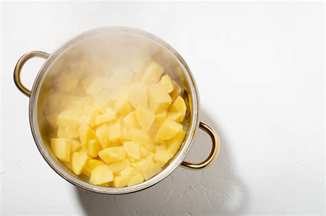 냄비에 삶은 감자 버터 한 조각과 뜨거운 감자 큐브 삶은 감자 으깬 감자를 요리합니다 증기가 오고있다 흰색 배경입니다 0명에 대한 스톡 사진 및 기타 이미지 Istock