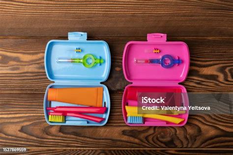 구강 관리 칫솔 칫솔 치약이 케이스에 들어 있는 여행용 세트 질감의 밝은 배경에 구성 치과 의사 개념입니다 플랫 레이 복사 공간 텍스트 배치 0에 대한 스톡 사진 및 기타