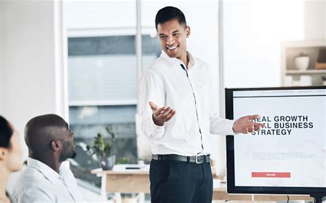 프레젠테이션 화면 및 비즈니스맨 관리자 또는 연사를 만나 회사 성장 전략 계획 및 제안을 합니다 전문 발표자 및 워크숍 세미나