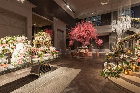 거울 테이블 결혼식 세팅 결혼식 피로연 고급 고급 가구 고급 장소 기발한 꽃 꽃 나무 꽃 장식 꽃 중심 꽃꽂이 다채로운 독특한 따뜻한 조명 럭셔리