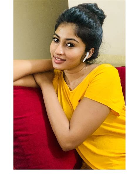 காந்த பார்வையால் சுண்டி இழுக்கும் இளம் சீரியல் நடிகை வைஷ்ணவி அருள்மொழி அழகிய புகைப்படங்கள்