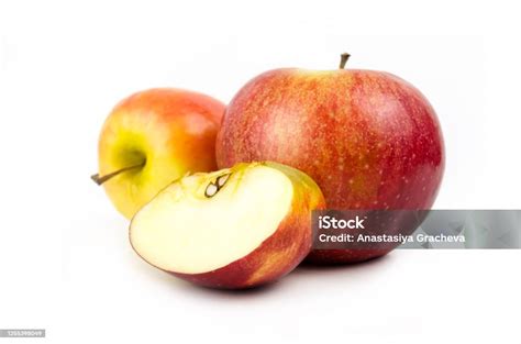 전체 와 분기 의 두 세트 흰색 배경에 격리 된 세 개의 사과의 구성 템플릿 과일 잘라 0명에 대한 스톡 사진 및 기타 이미지 Istock