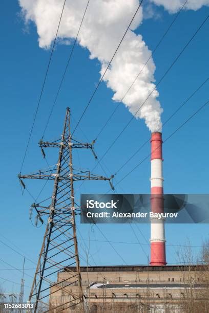 산업 생태 및 환경 보호 고전압 전원 라인 지원과 산업 공장의 굴뚝에서 연기 0명에 대한 스톡 사진 및 기타 이미지 0명 건설 산업 공장 산업 건물 Istock