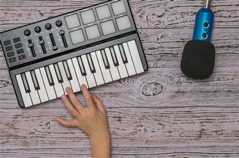 파란색 마이크와 나무 배경에 음악 믹서에 손 음악을 만드는 과정 상단에서 보기입니다 다이얼에 대한 스톡 사진 및 기타 이미지