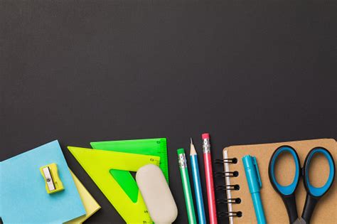 복사 공간 상단 보기와 테이블의 하단에 다양한 학교 용품 0명에 대한 스톡 사진 및 기타 이미지 0명 가위 개인 장식품 Istock