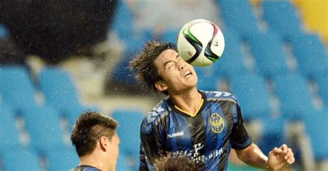 Ss포토 성남 김두현 둘 사이에서 헤딩은 무리야