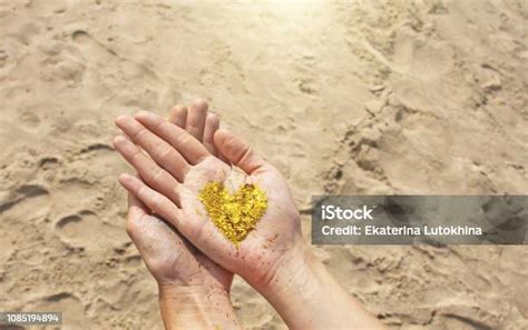 황금 빛나는 마음 여자의 손에 놓여 있습니다 손바닥에 심장입니다 골든 하트 노랑에 대한 스톡 사진 및 기타 이미지 노랑 로맨스 모양 Istock