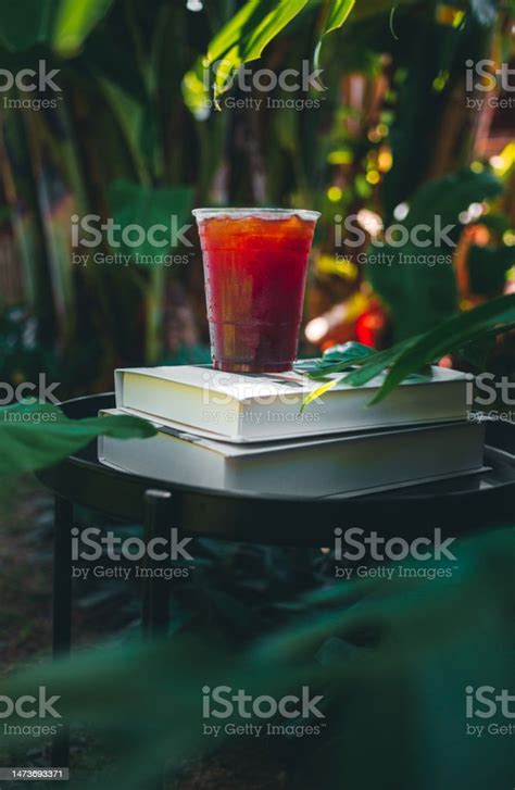 아이스 아메리카노 커피 또는 정원의 나무 테이블에 플라스틱 유리에 블랙 커피 0명에 대한 스톡 사진 및 기타 이미지 0명