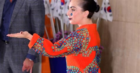 [포토] 레이디 가가 빛나는 보석 의상 선보이며