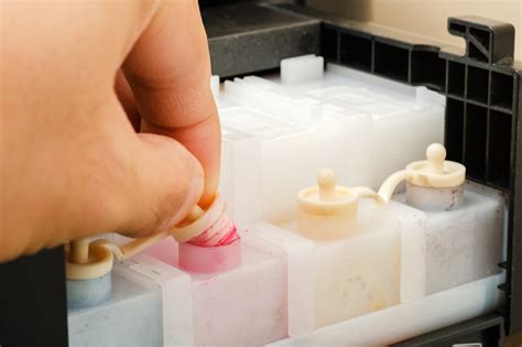 남자의 손에 빨간 카트리지를 열고 잉크 잉크젯 프린터 먼지와 더러운 프린터의 탱크 인쇄공에 대한 스톡 사진 및 기타 이미지 인쇄공 채움 필기용 잉크 Istock