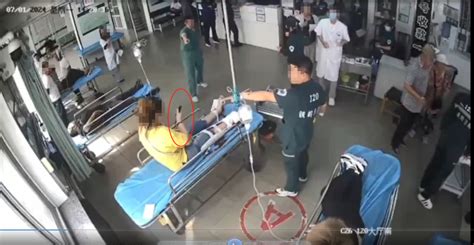 女子病床上突掏刀欲轻生危急时刻众人联手夺刀夺刀男护士胳膊被划伤无大碍 腾讯新闻