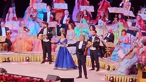 Андре Рийо и неговият оркестър Йохан Щраус в изпълнение на Моя Страна Моя България на Емил