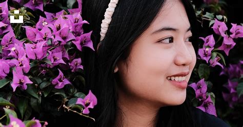 머리띠를 한 긴 검은 머리를 가진 여자 사진 Unsplash의 무료 보라색 이미지