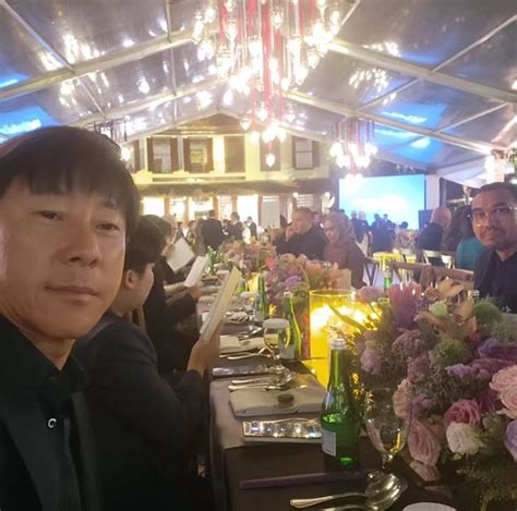 Momen Shin Tae Yong Makan Malam Bareng Pemain Dan Pelatih