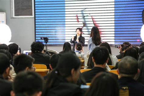 【八维职业学校官网】全栈开发专业讲师周老师