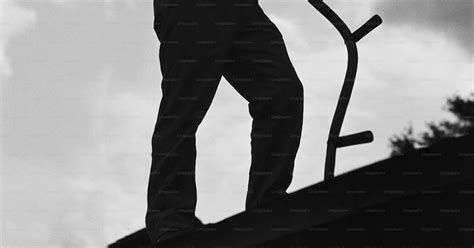 미국 1930년대경 낫을 들고 밀짚모자를 쓴 농부의 실루엣 사진 Unsplash의 한 사람 이미지