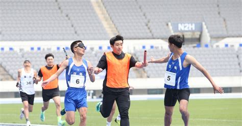 ‘함께 뛴다 보여준 장애인 4명 비장애인 1명의 이어달리기