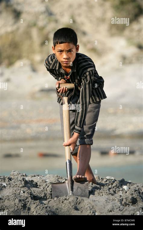Babe Digging Sand Spade Hi Res Stock Photography And Images Alamy